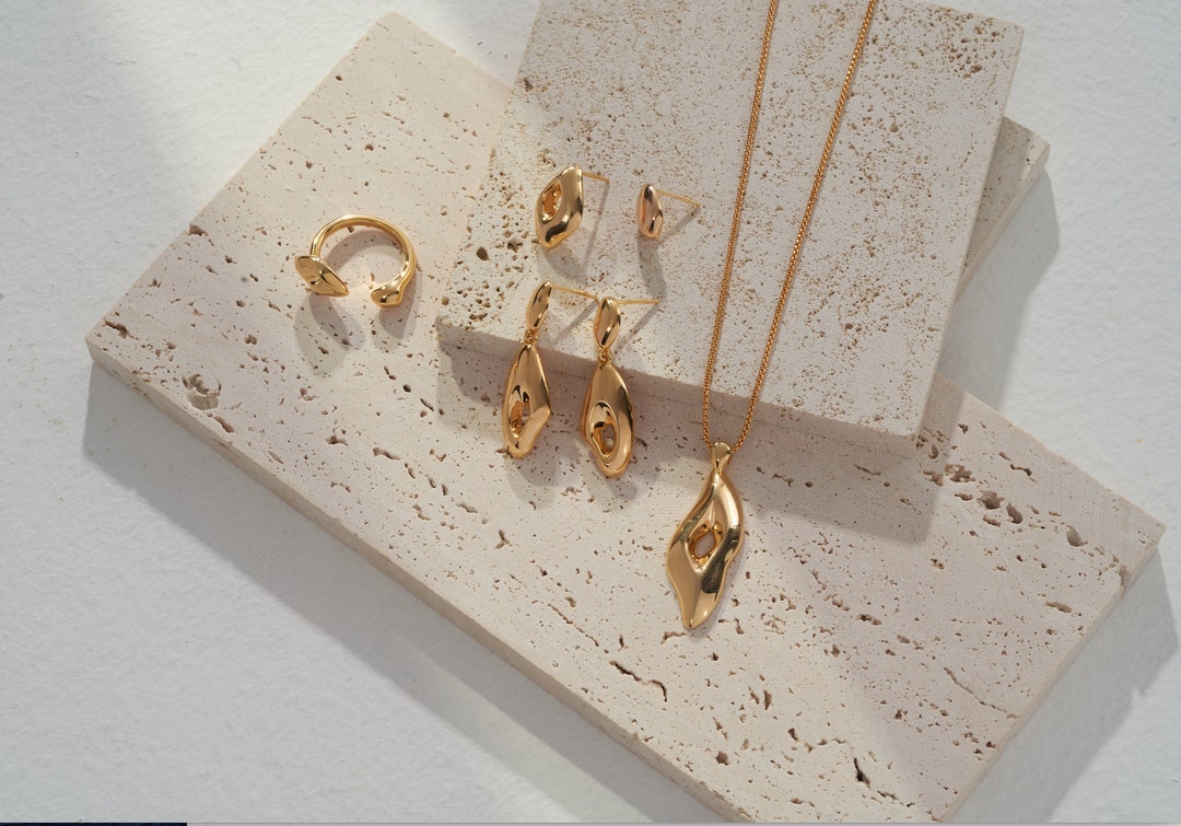 An Elegant Gift of Pear Sharp Jewelery Set Including a Pair of Earring ...