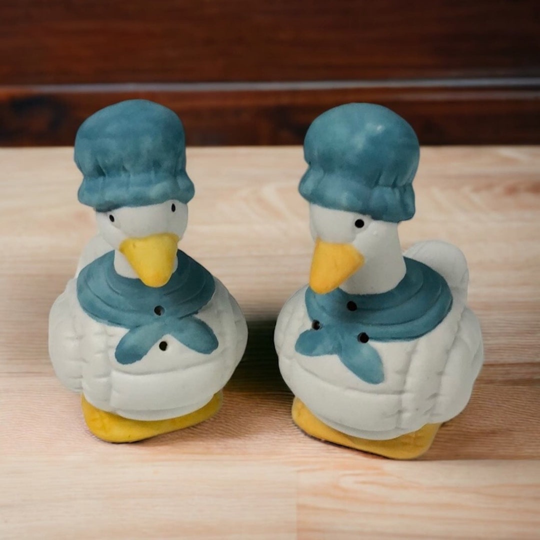 Vintage Ceramic Duck Wearing Blue Bonnets Salt and Pepper Shakers - Etsy