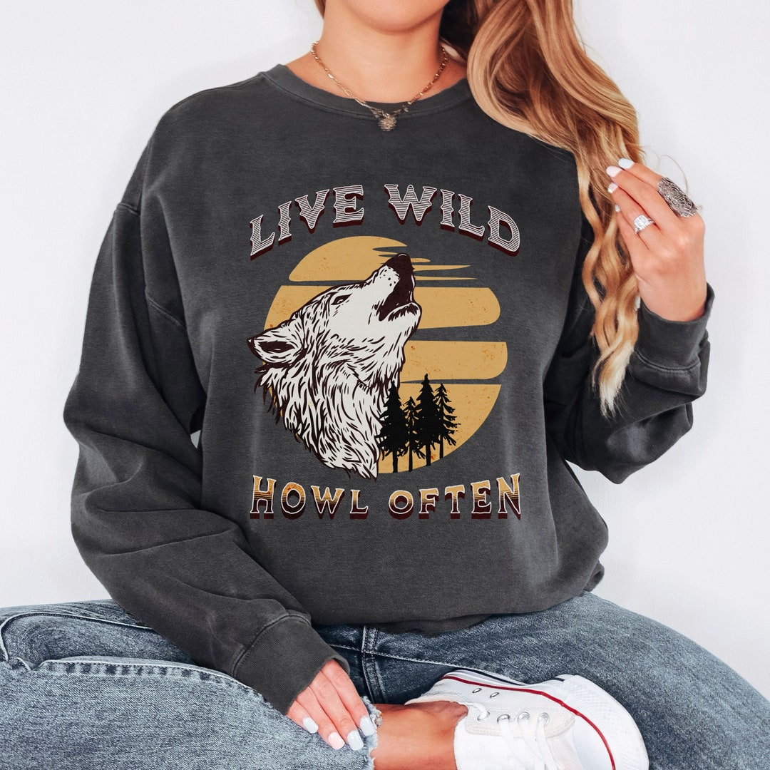 Comfort Colors Howling Wolf Sweatshirt Wolf Spirit Animal - Etsy