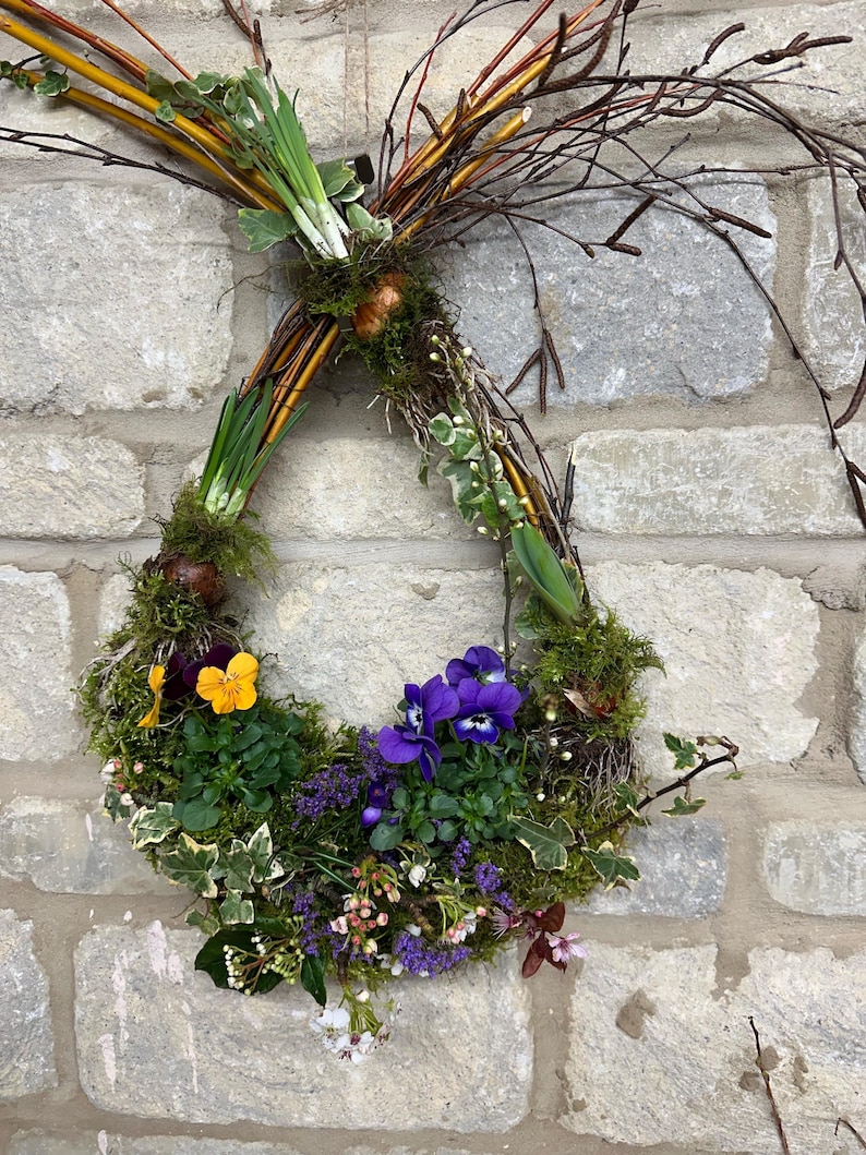 Living SPRING WREATH, Flowering Bulbs Plants,succulents Sustainable ...