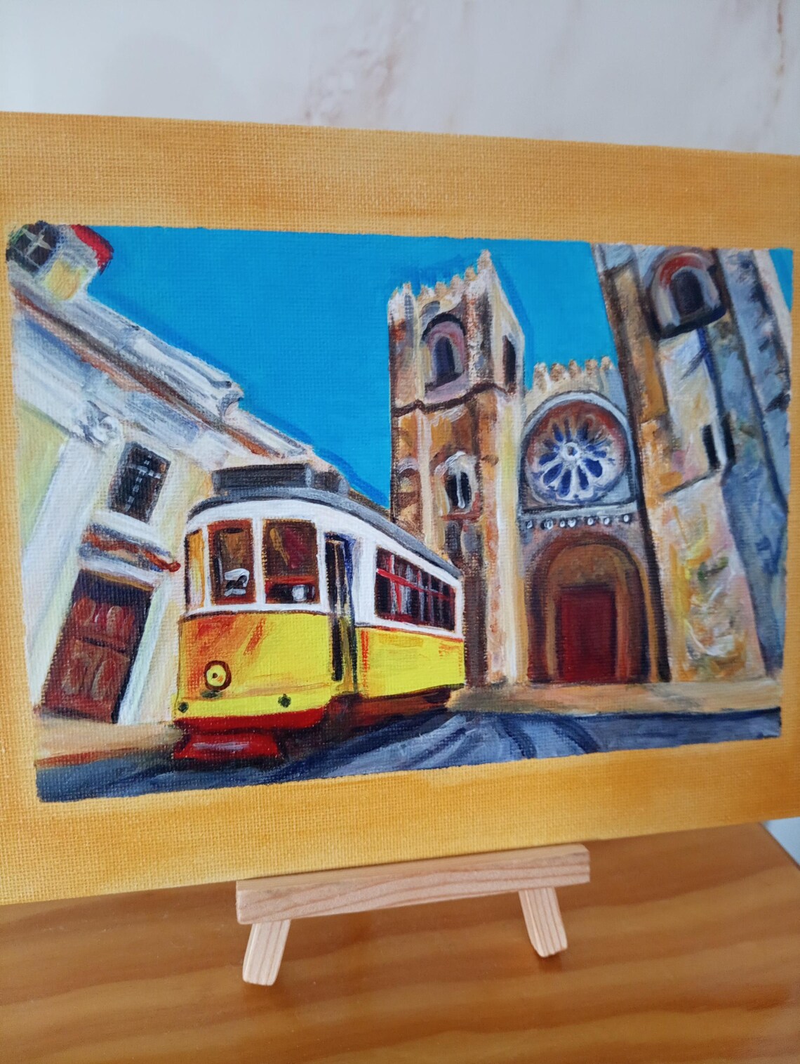 Pintura acrílica de um elétrico de Lisboa, arte urbana europeia ...