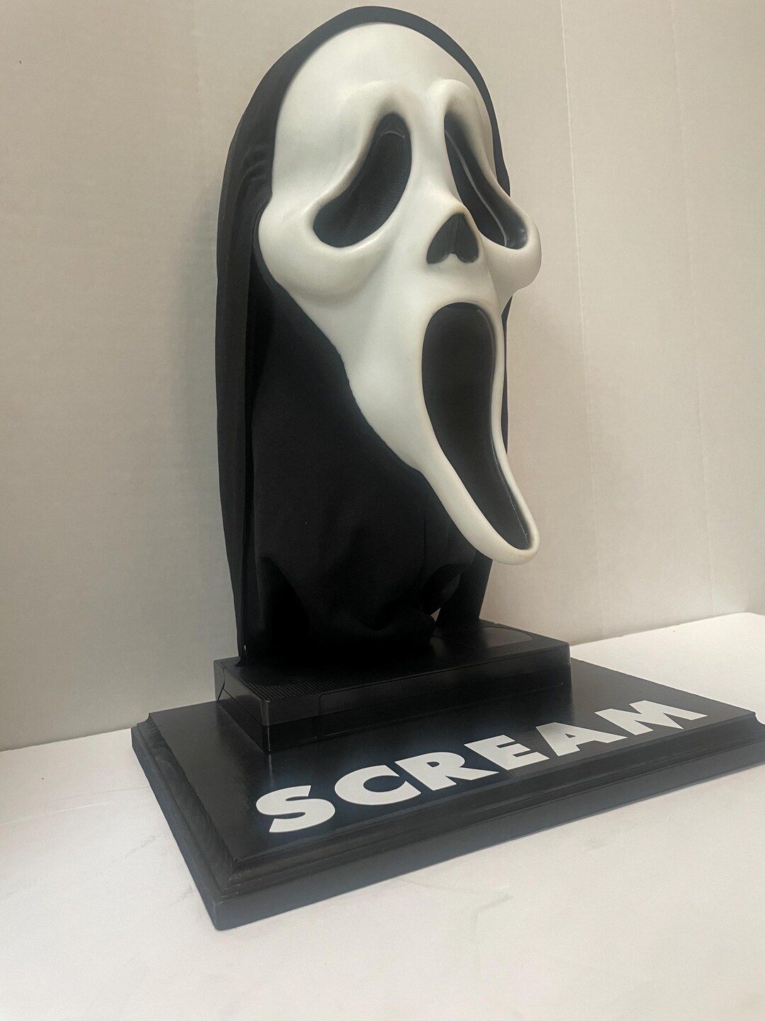 Scream Ghostface Mask VHS Display Stand Scream Movie Horror Collectible ...