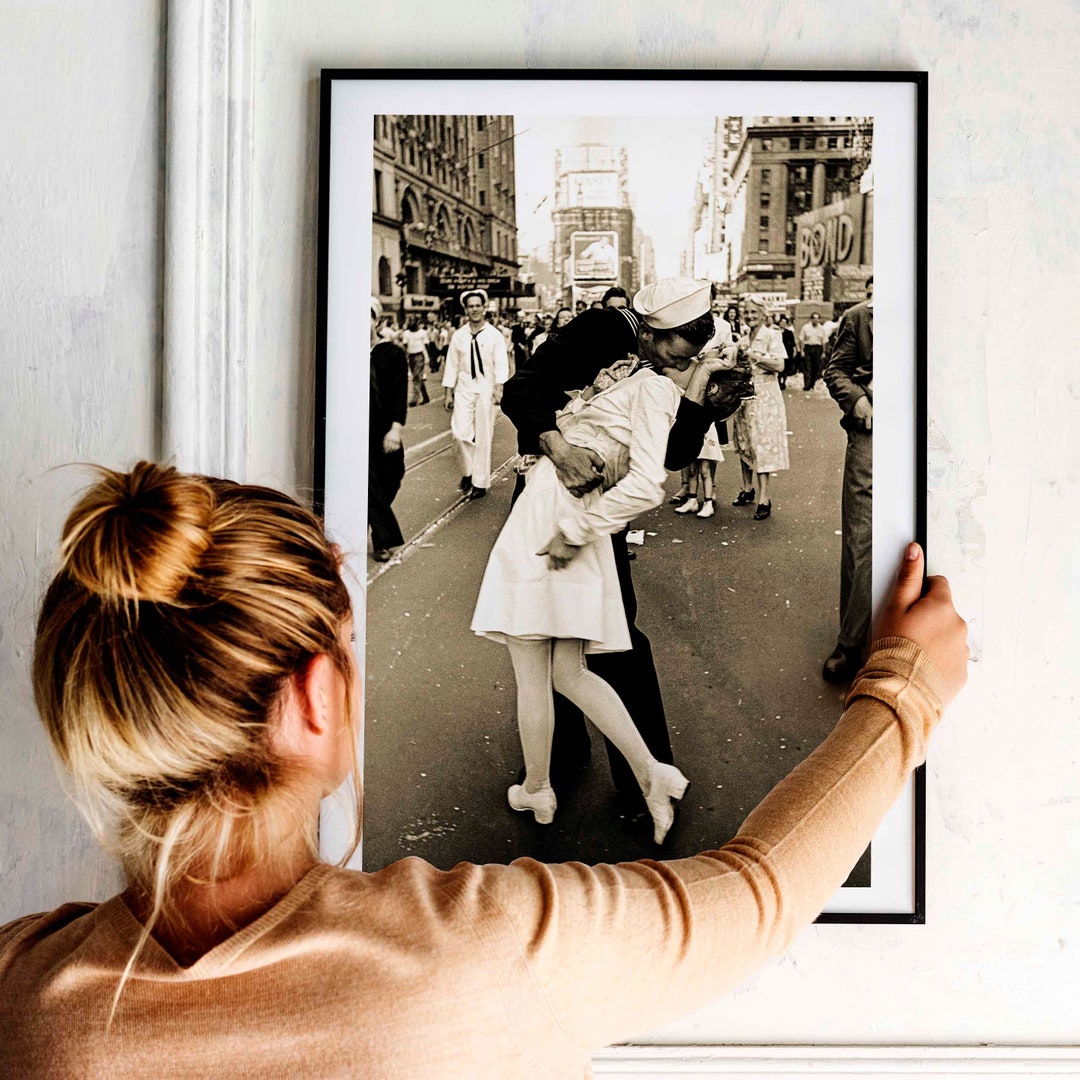 V-J Day Poster, Kiss in Times Square Canvas Wall Art Print, USA WW2 ...