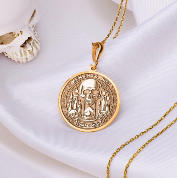 14K Massivgold Memento Mori Halskette Memento Mori Silber Anhanger Sanduhr Anhanger Memento Mori Carpe Diem Medaillon Memento Mori Amulett Etsy