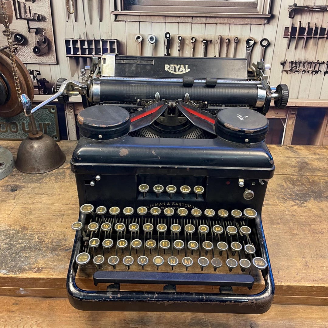 Royal Typewriter in 3-*-star Condition, Antique Desktop Typing Machine ...