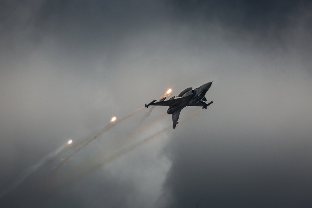 Modern Jet Fighters F16 Shoot Fire Flares Rockets With Sparks. - Etsy