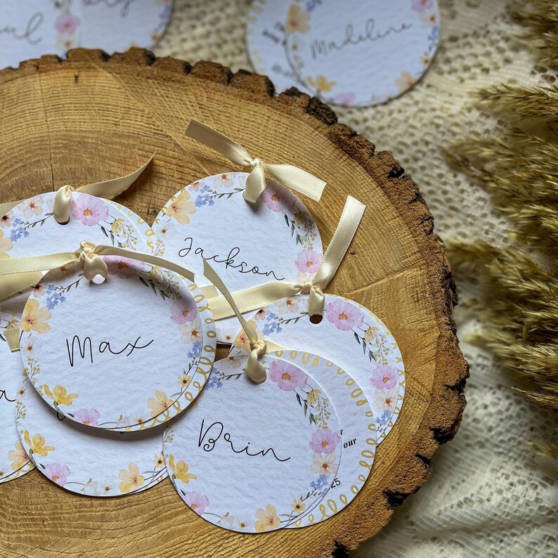 Floral Round Wedding Place Cards, Custom Guest Name Cards - Etsy