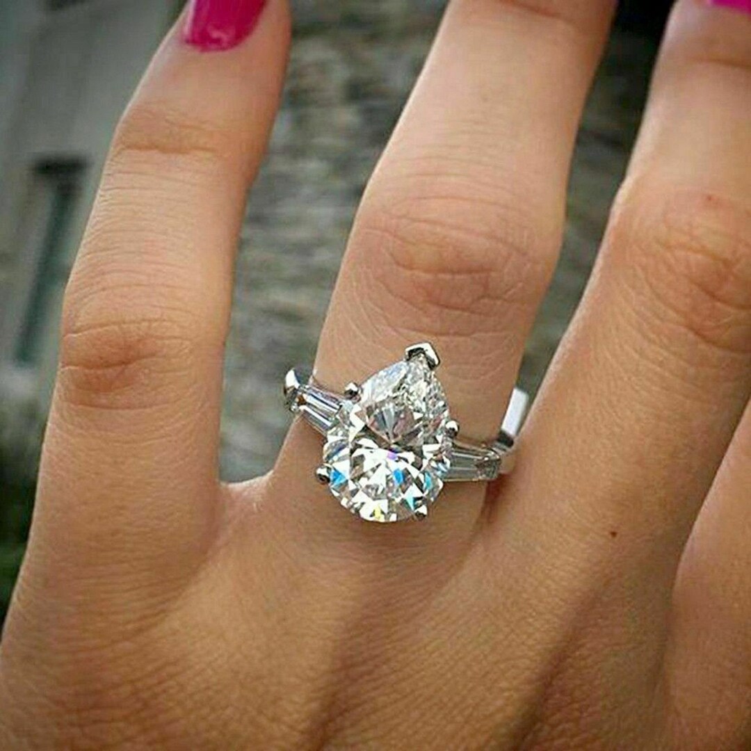 Beautiful Pear-shaped Diamond Ring Exquisite Engagement Ring Celebrity ...