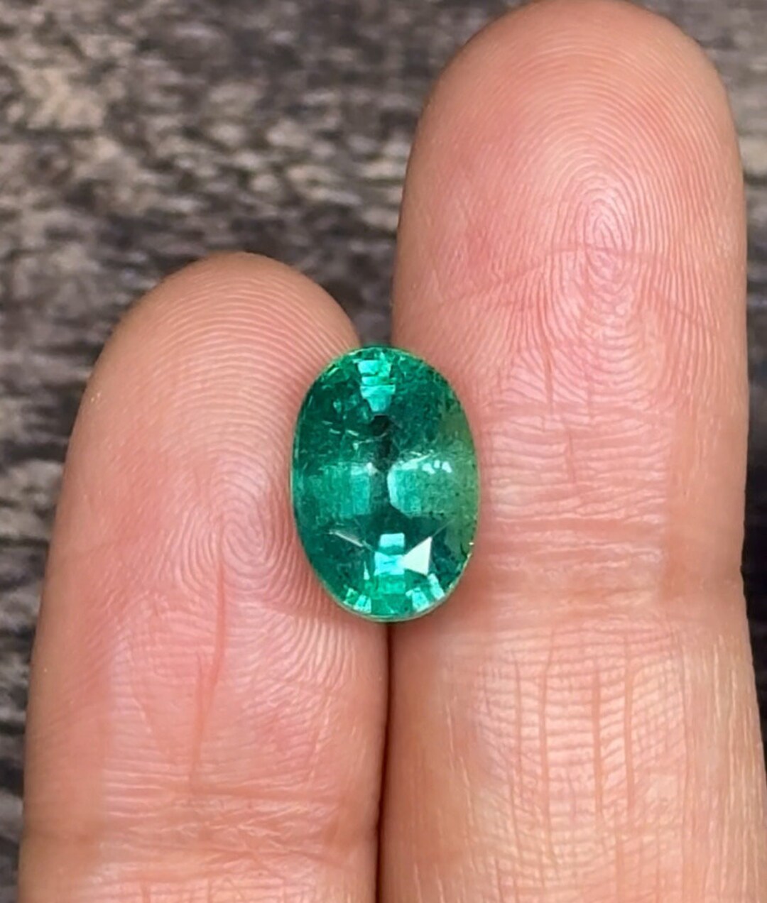 Fine Natural Emerald in Oval Cut 3.4 Carats 11.2x8.6x6.4 High Luster ...