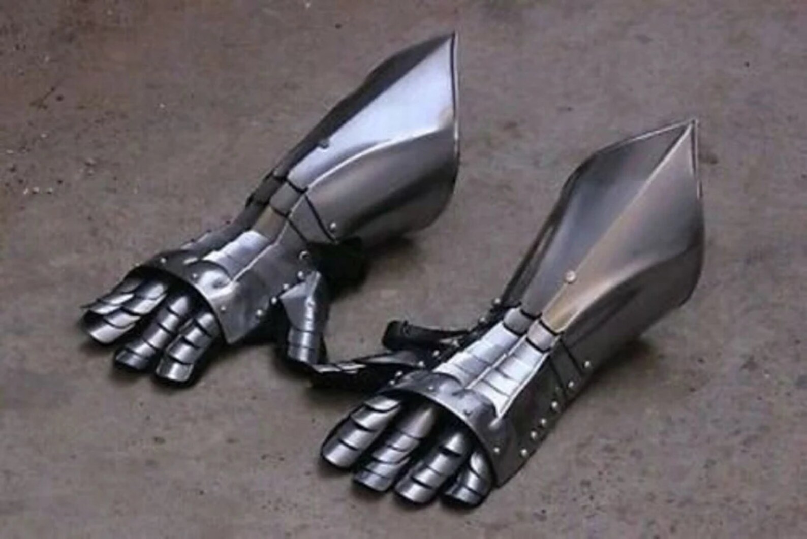 Handmade 18 Gauge Steel Medieval Knight Style Warrior Gothic Pair Set ...