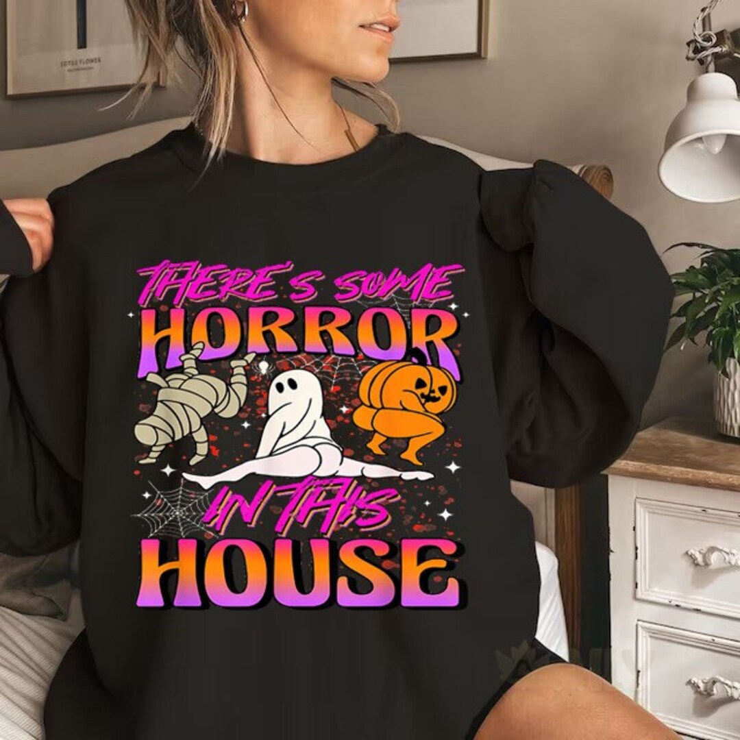 There's Some Horrors in This House Sweat Funny Halloween - Etsy