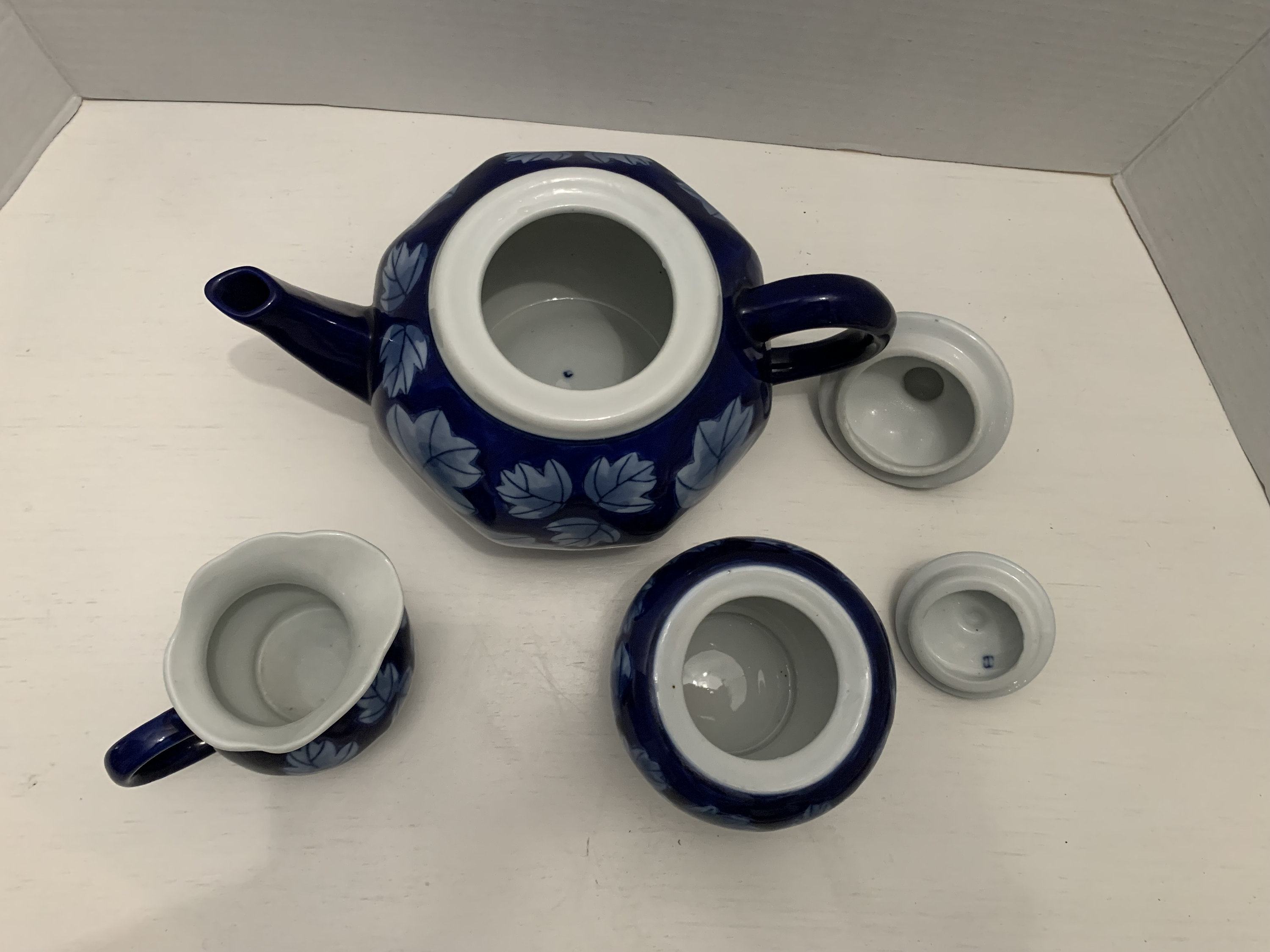 Lovely Deep Blue Background With Lighter Blue Leaf Pattern Designpac ...