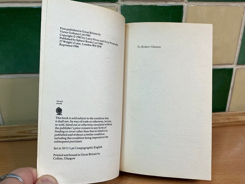 Footfall by Larry Niven & Jerry Pournelle UK Paperback - Etsy