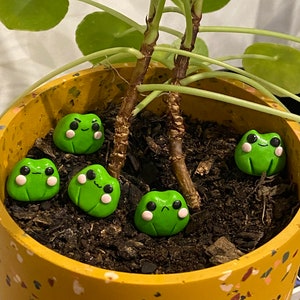 Family of 5 Frogs Cute Desk Pet Polymer Clay Sculpture for Office Desk ...