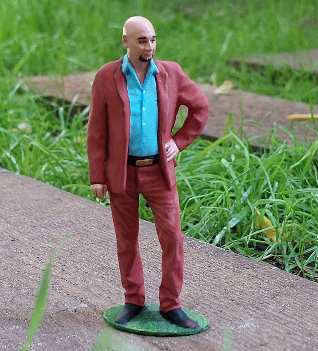 Scale Figure Handpainted / Unpainted Resin Man in Red Suit in 1/24 1/32 ...