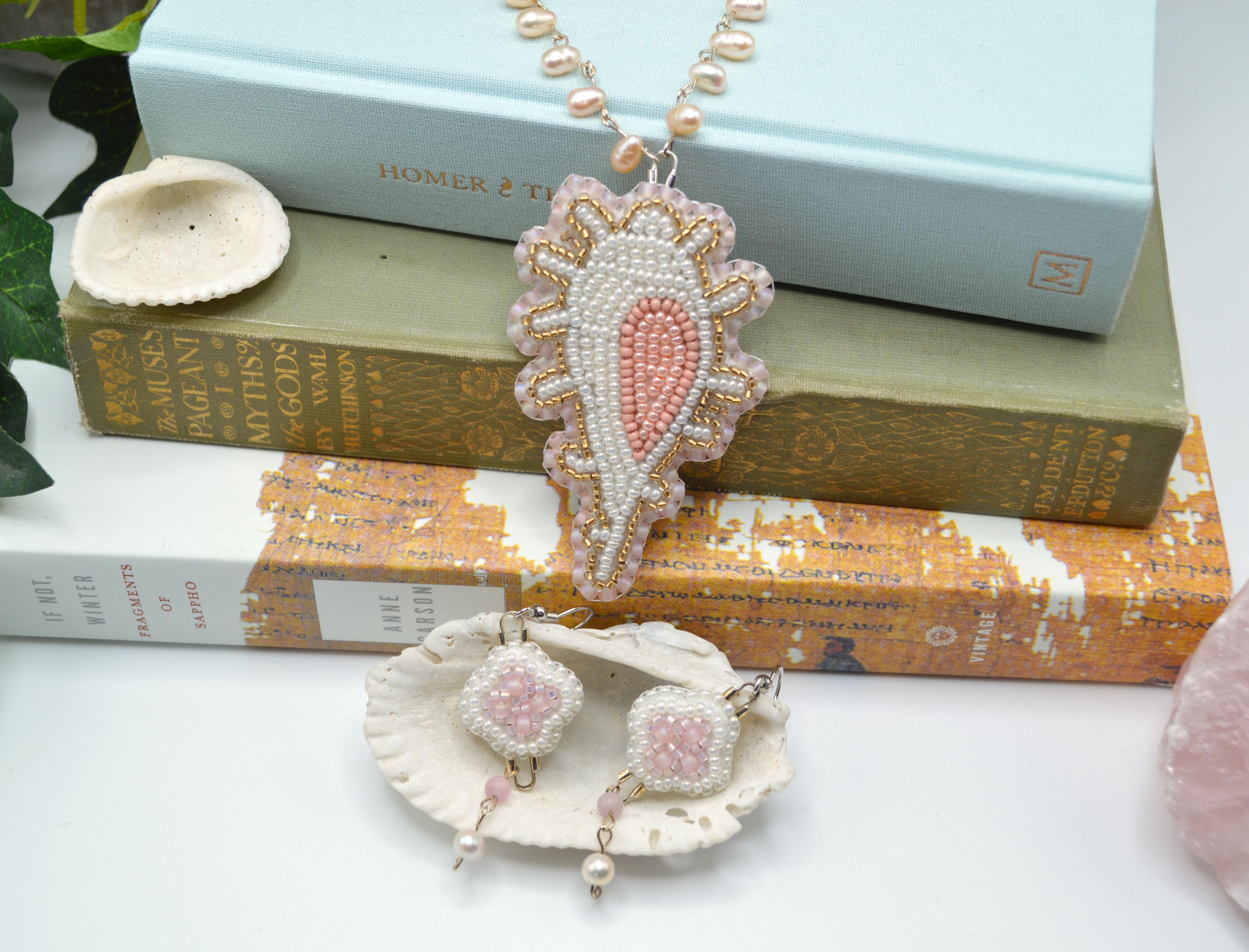Venus Comb Shell Birth of Venus Renaissance Art Inspired Beadwork ...