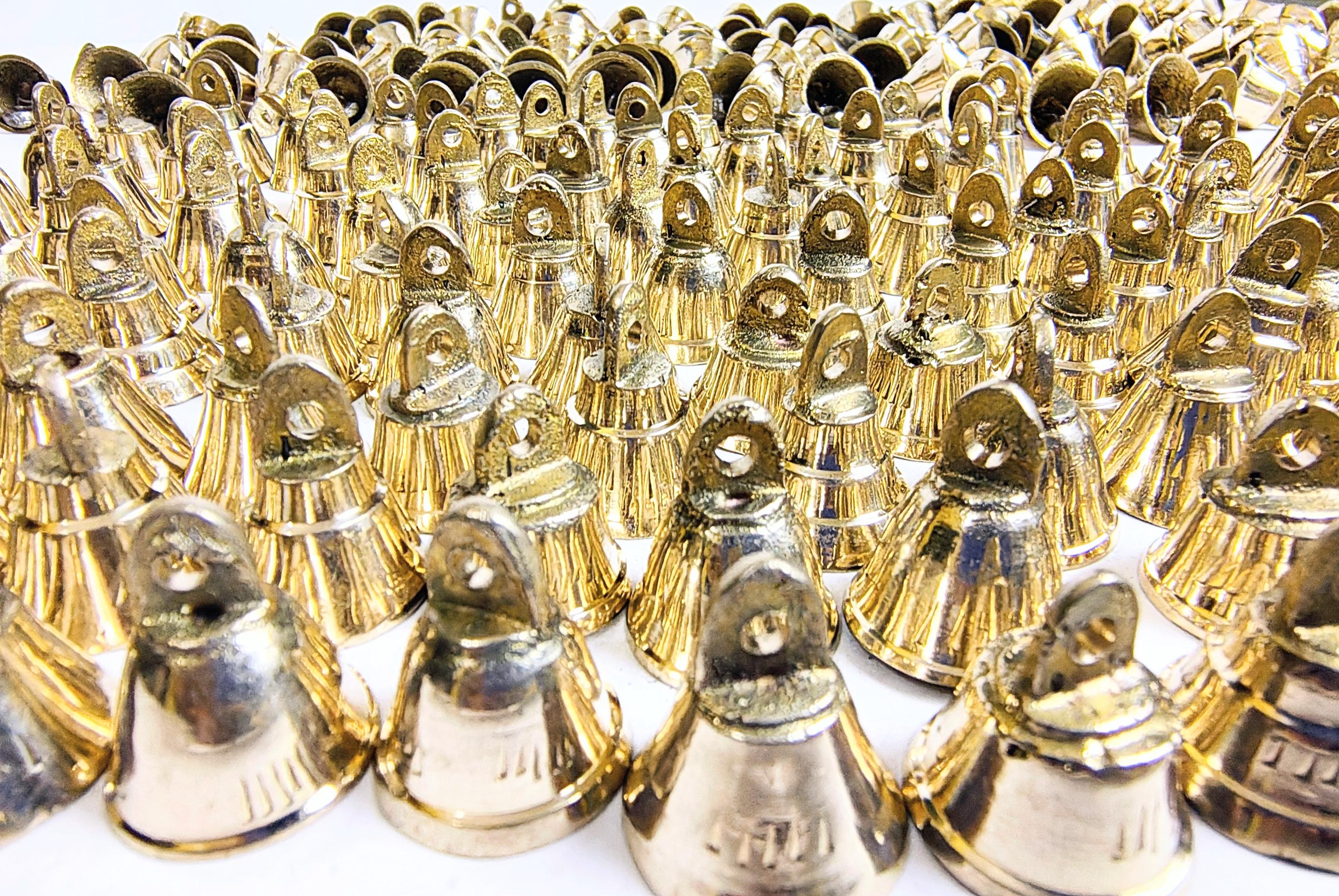 100 Golden Brass Jingle Bells: 1-inch Craft Bells for Christmas Decor ...