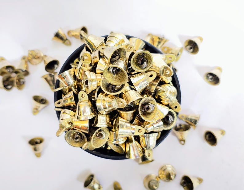 100 Golden Brass Jingle Bells: 1-inch Craft Bells for Christmas Decor ...