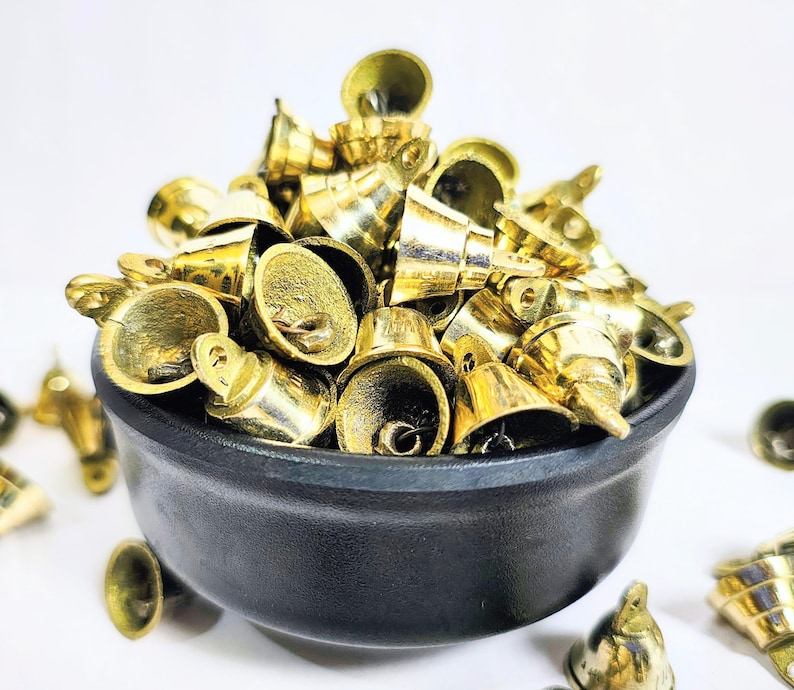 100 Golden Brass Jingle Bells: 1-inch Craft Bells for Christmas Decor ...