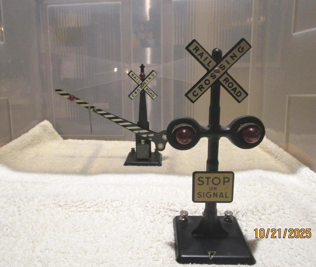 Vintage Marx Flashing RR Crossing Sign 423 and RR Crossing Gate 438 - Etsy