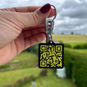 Customisable 3d-printed QR Code Key Chain | URL, Wifi, Instagram ...