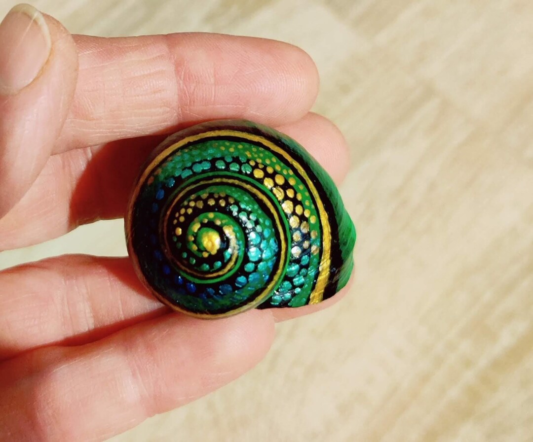 Ever Green Snail Shell, Hand-painted Terrestrial Snail Shell (roman ...