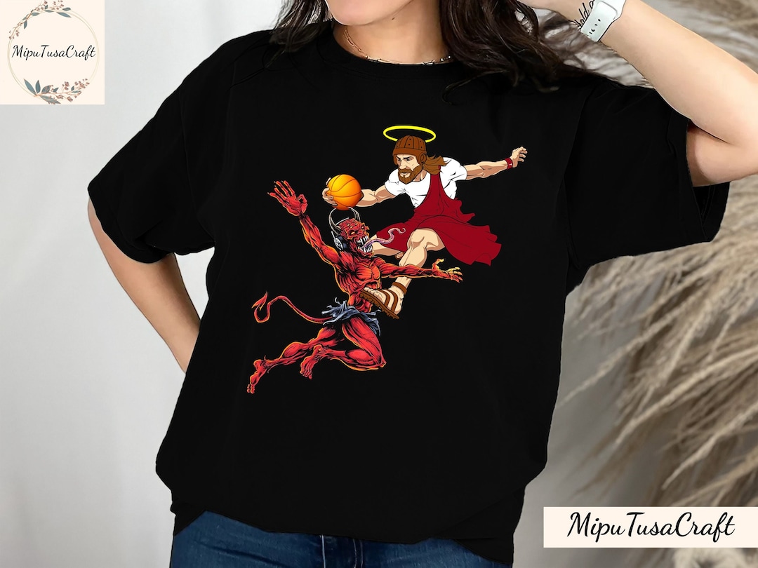 Jesús cruzando el jugador de baloncesto del diablo mojando camiseta ...