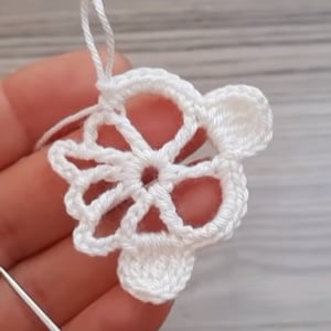 Crochet Flower Pattern: Easy and Beautiful Floral Design Crochet Mesh ...