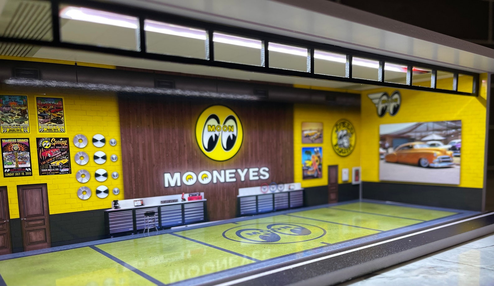 Moon Eyes Garage Theme LED Display Diorama - Etsy