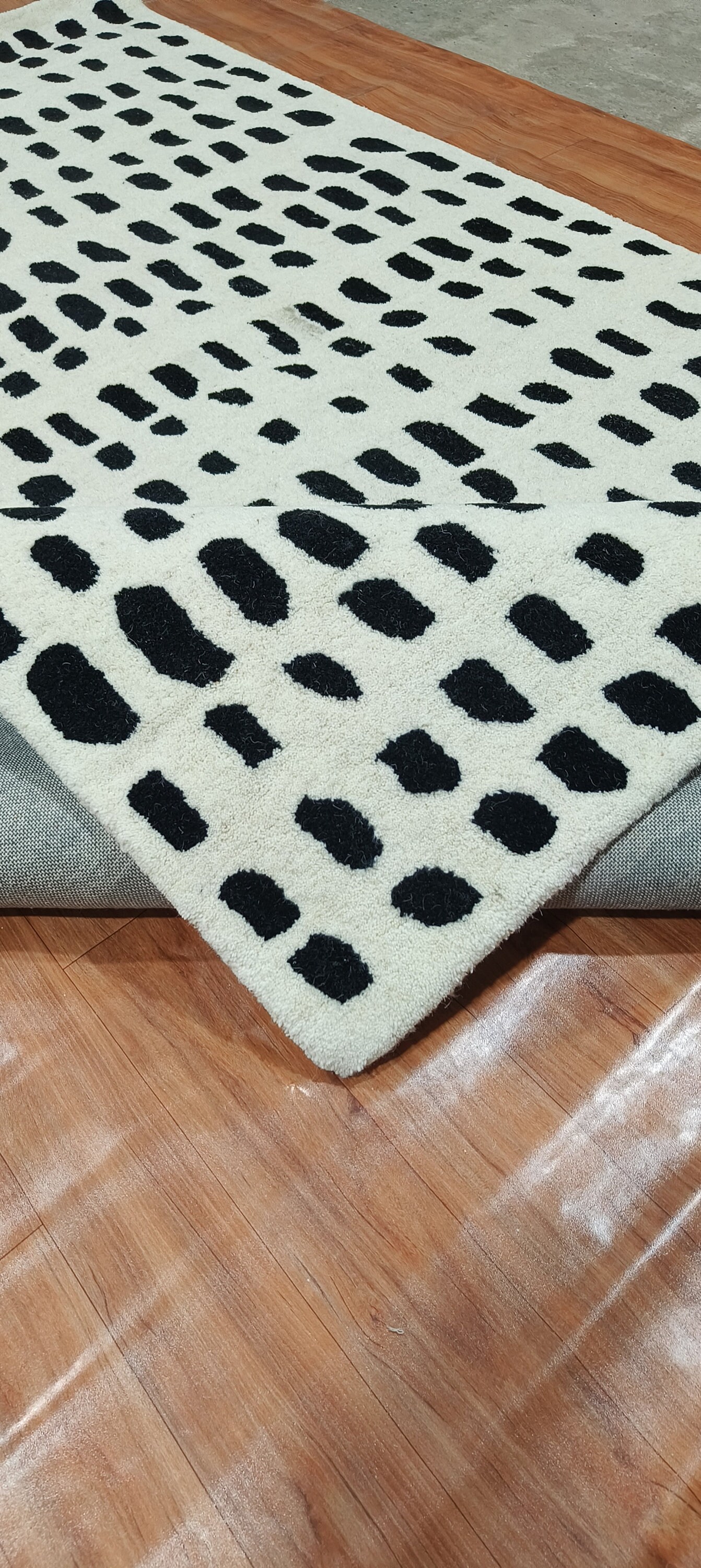 Polka Dot Black and White Pile-modern Hand Tufted Rug Made With 100 % ...