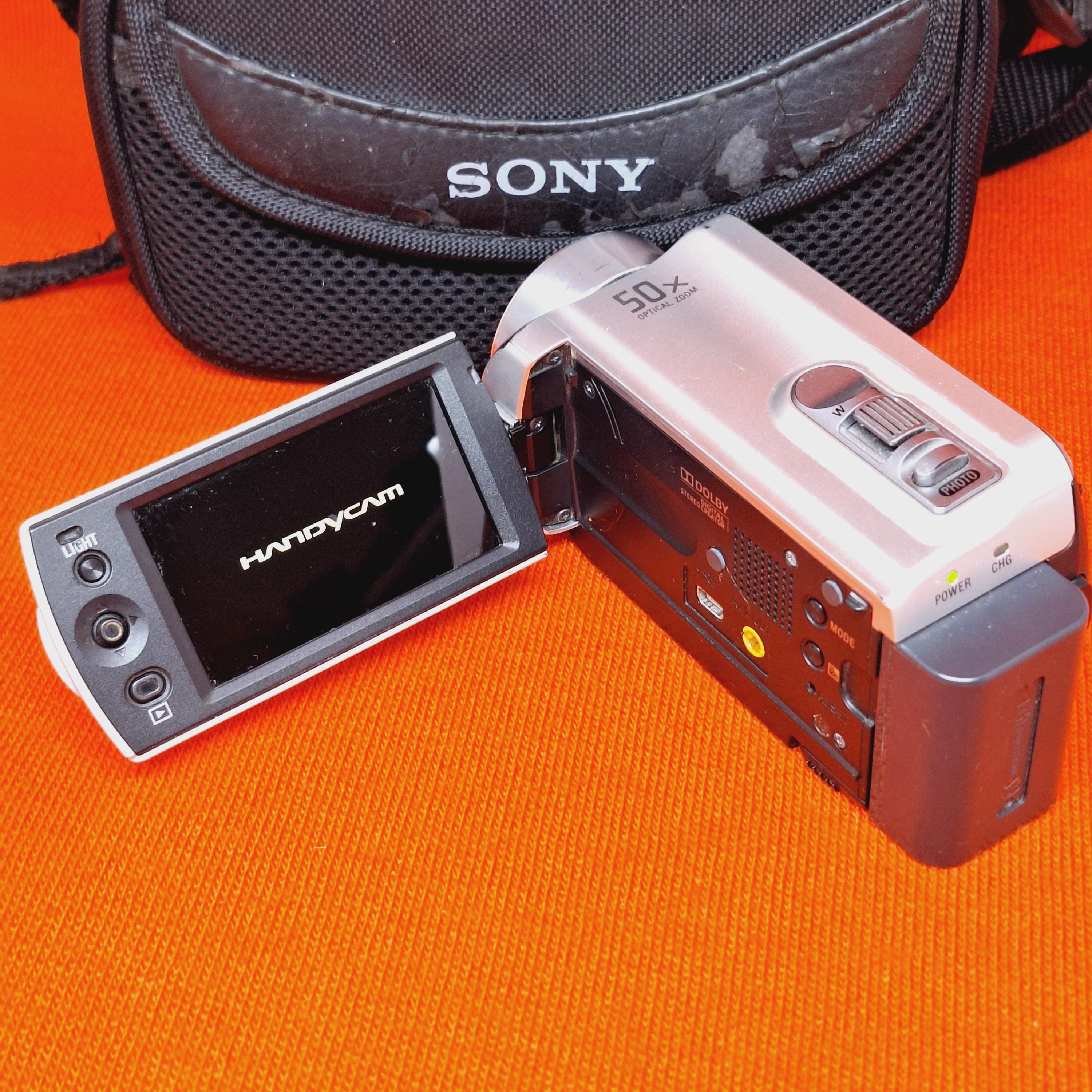 Sony DCRSR15 Handycam Camcorder - Silver (50x Optical Zoom, 0.8 MP, 2.7 ...