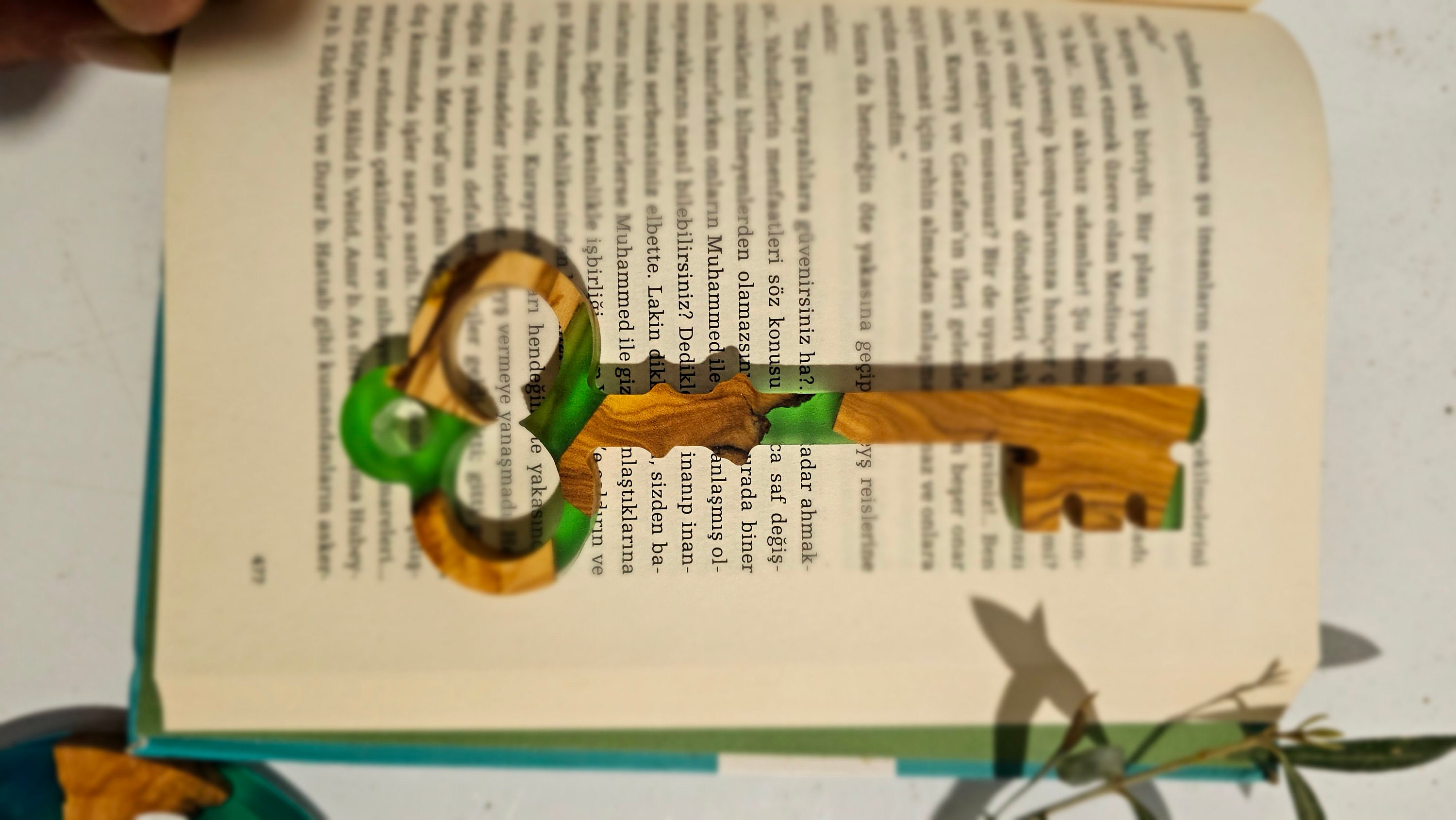 SET Thumb Book Page Holder and Key Bookmark , Olive Wood and Green ...