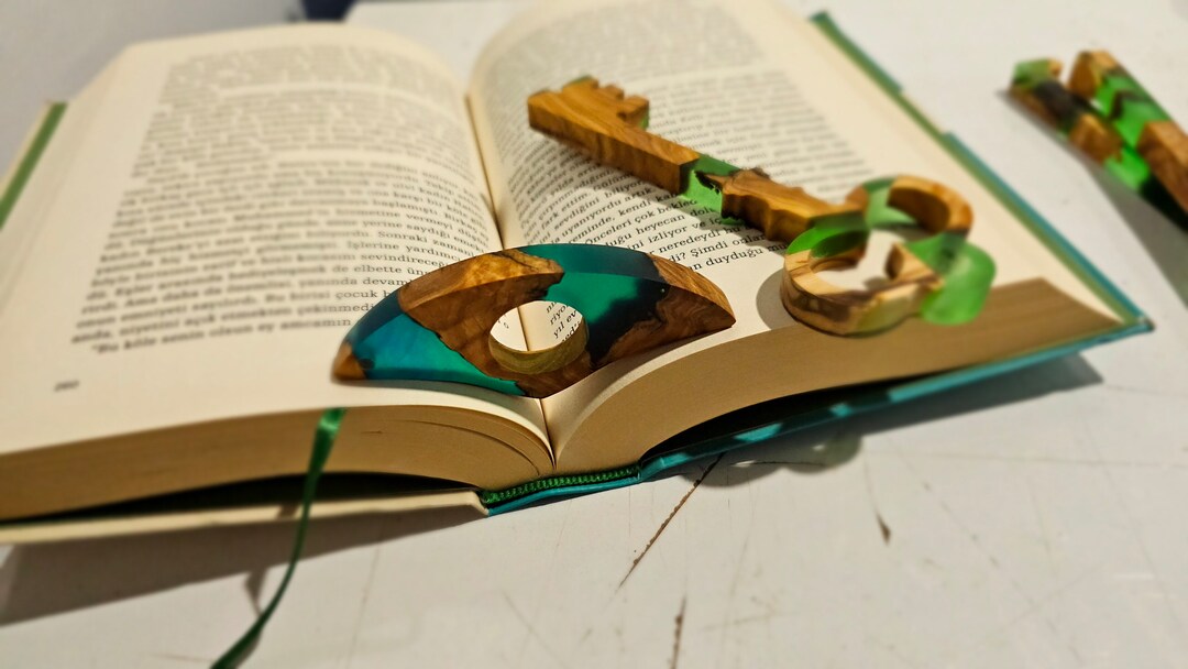 SET Thumb Book Page Holder and Key Bookmark , Olive Wood and Green ...