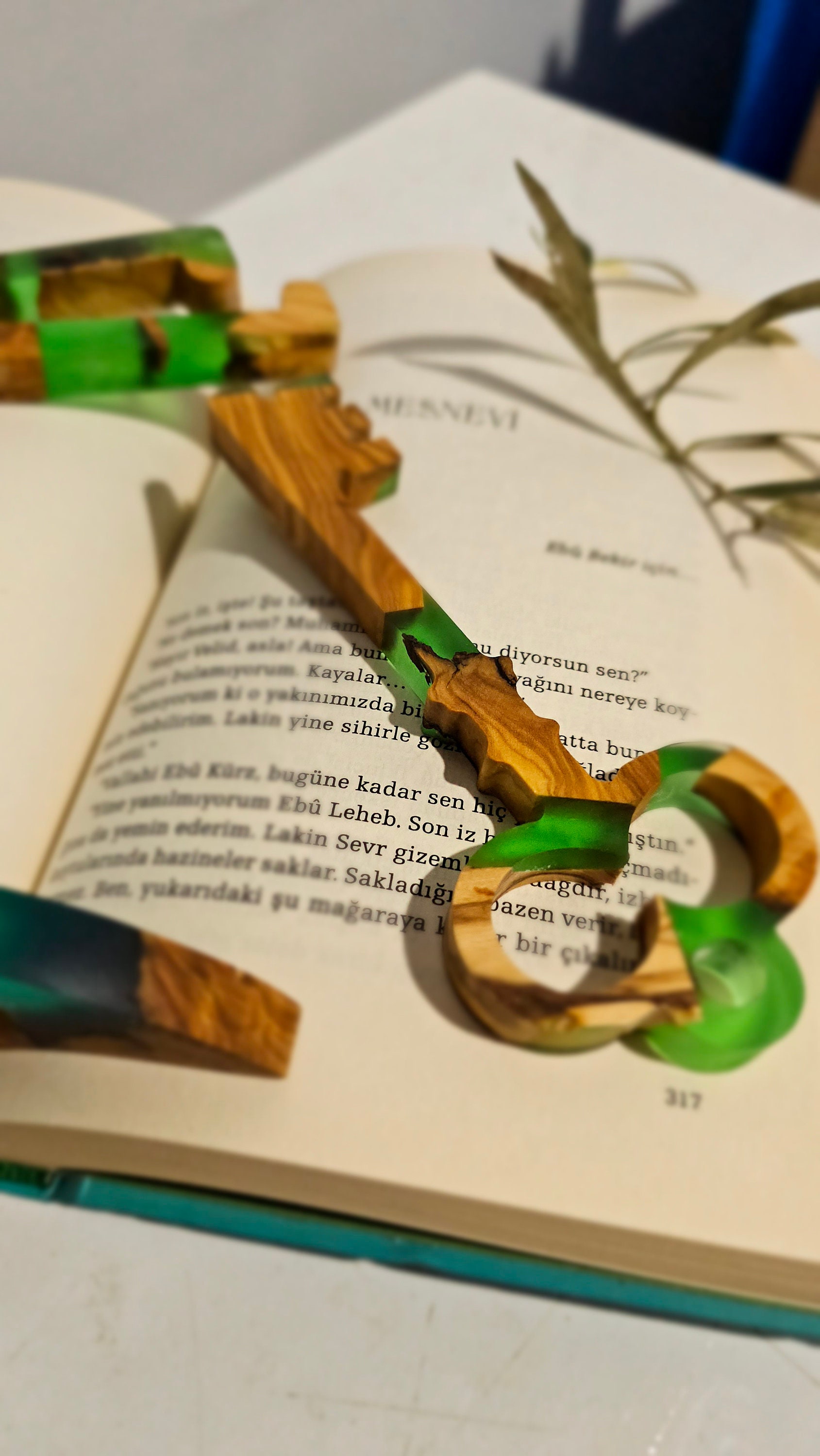 SET Thumb Book Page Holder and Key Bookmark , Olive Wood and Green ...