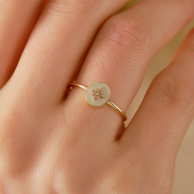 14K Gold Daisy Signet Bar Ring, Flower Engrave Flat Circle Signets ...