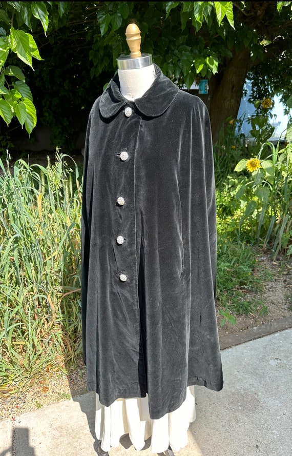 Vintage 1950's 1960's Black Velvet Cape - Gem