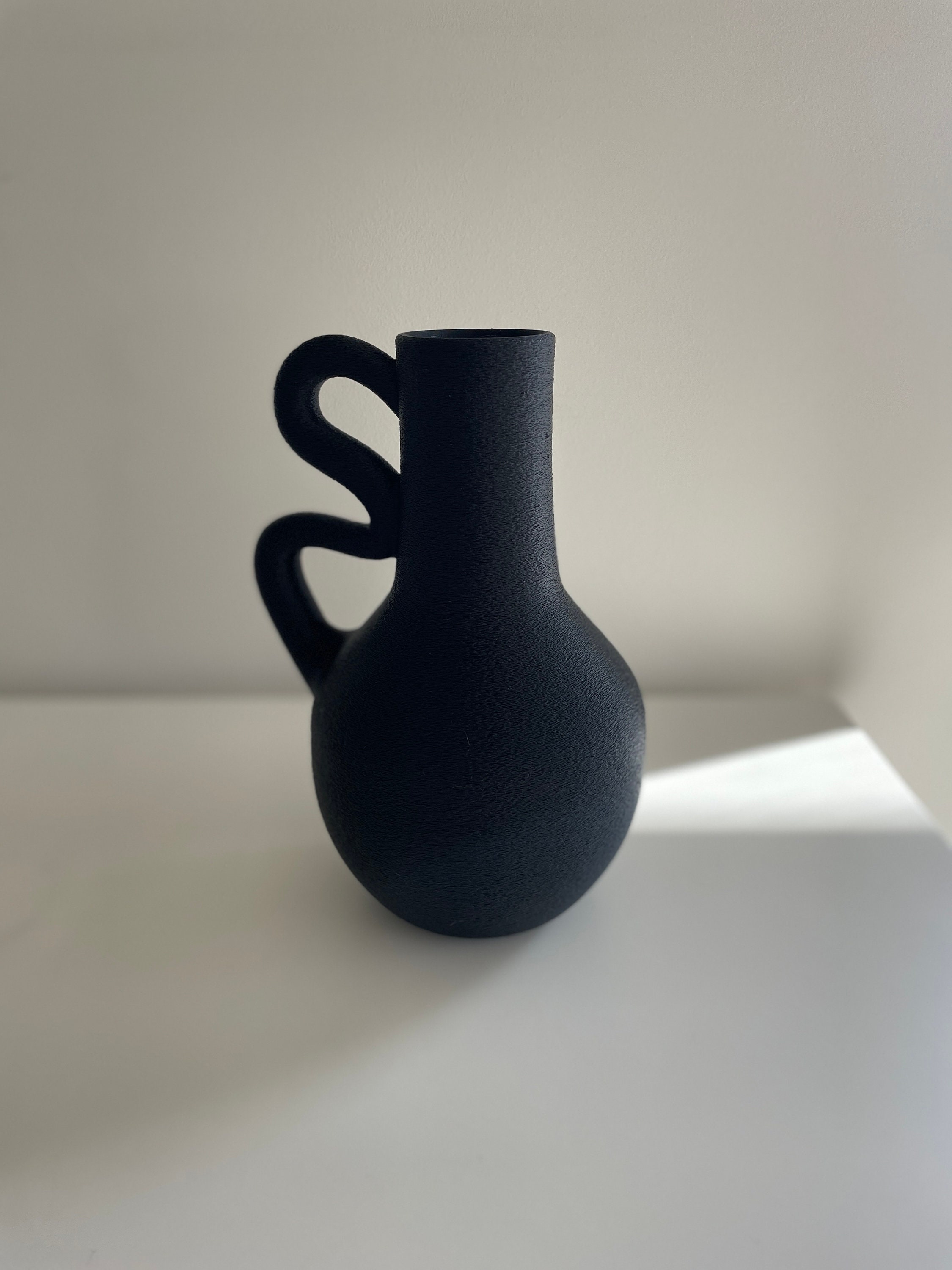 Vino Table Vase in Jet Black Minimalist Home Decor 3D Printed ...