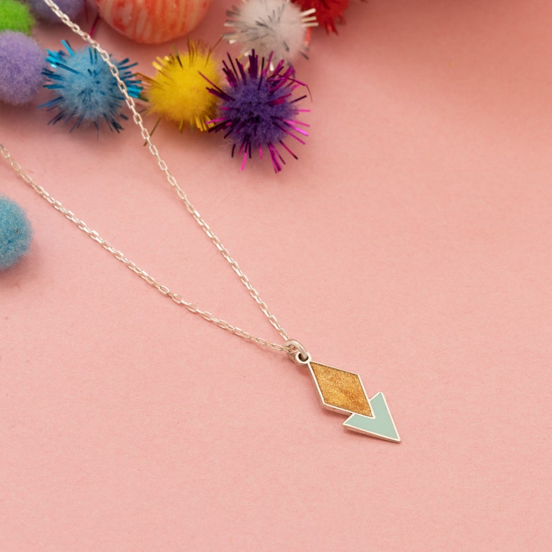 Collana con smalto, diamanti e triangolo: ciondolo reversibile a V in ...