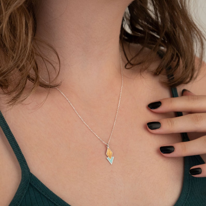 Collana con smalto, diamanti e triangolo: ciondolo reversibile a V in ...