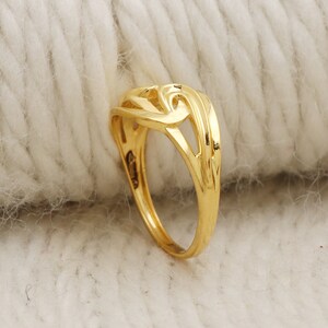 22k Yellow Gold Ladies Ring Features an Abstract, Interconnected Swirl ...