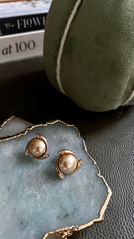 round gold tone metal - Gem