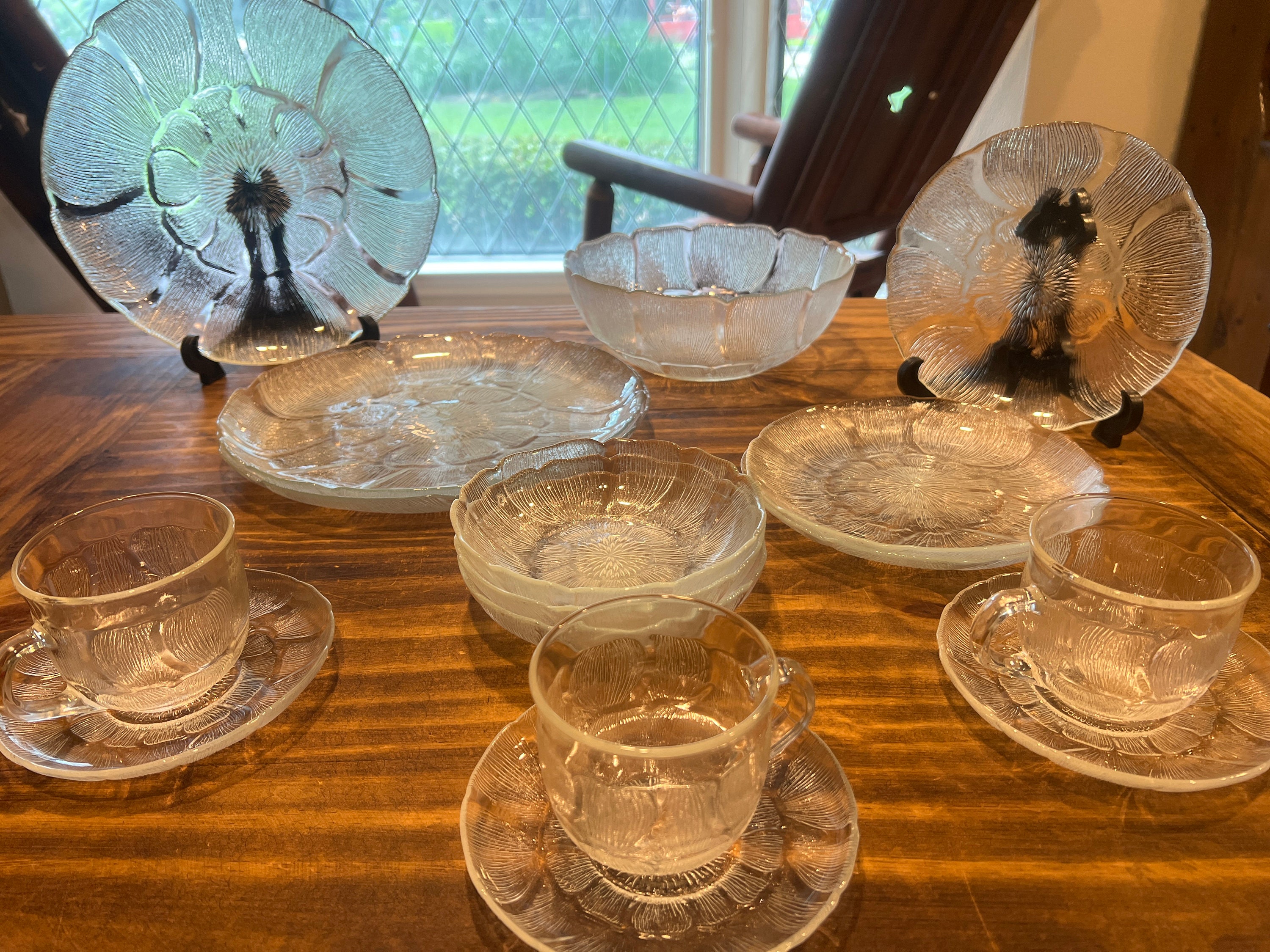 16 Piece Vintage Arcoroc France FLEUR Glassware|plates|cups|saucers ...