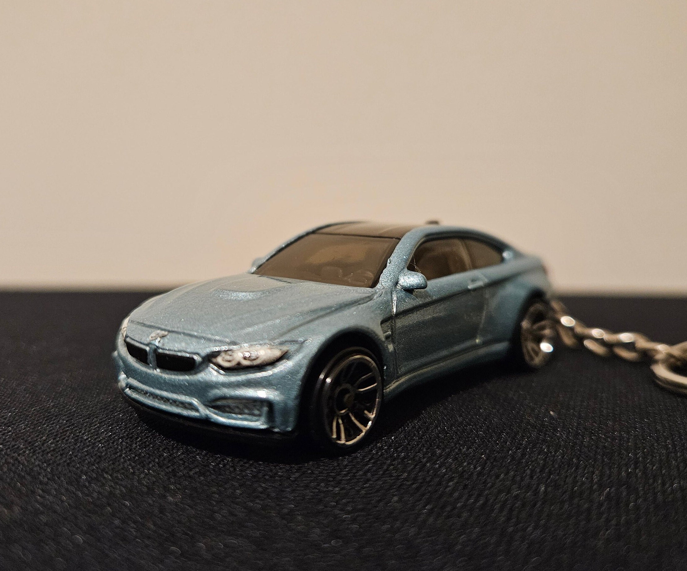 BMW F82 M4 Keychain free Gift Box - Etsy
