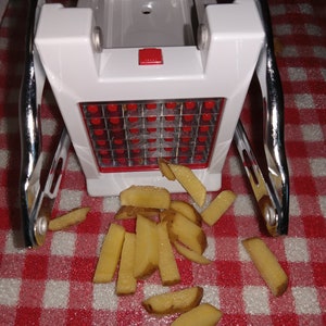 Ki Mee Kitchenware Unlimited Potato Chipper. With 2 Sizes of ...