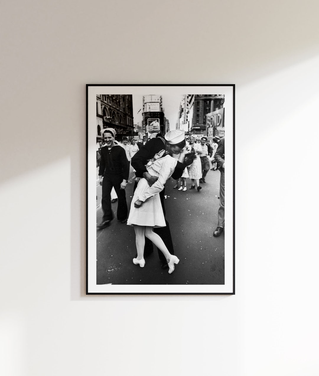 V-J Day Kiss in Times Square, Iconic Photos, Black and White ...
