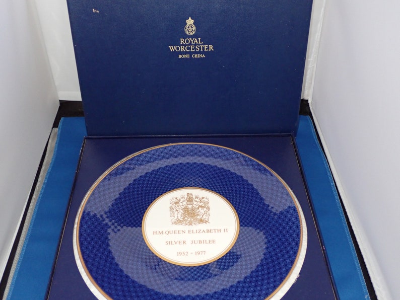 LIMITED EDITION Silver Jubilee Plate to Commemorate Queen Elizabeth II ...