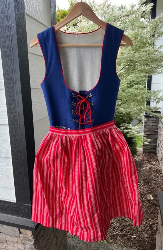 Oktoberfest traditional dirndl - Gem