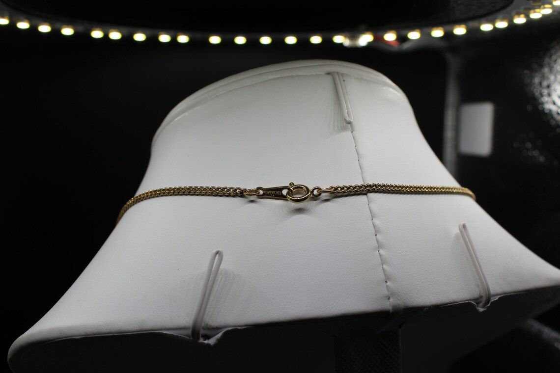 Vintage AVON Necklace 18" Chain With Oval Pendant. Pendant Has 10 ...