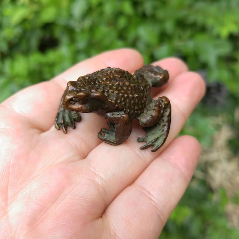Brass Fengshui Royal Toad Statue Luck & Success Home Décor Sculpture Gift Lucky Mini Frog Toad ...