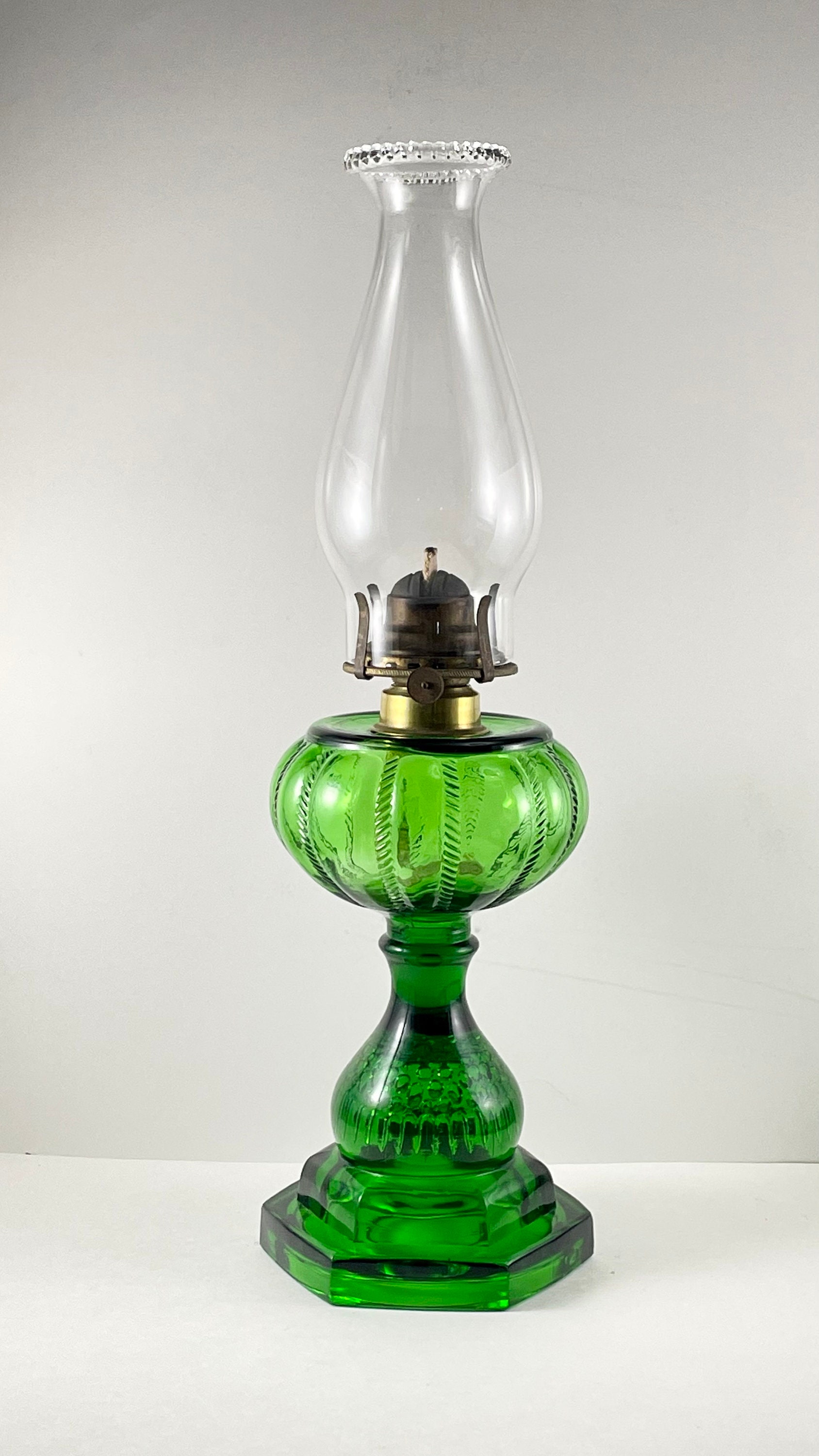 Late Victorian Findlay Green Fishscale and Cable Oil Lamp / Dalzell ...